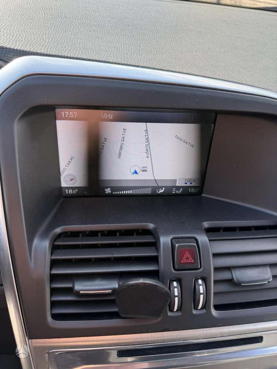 White Volvo XC60 2012 in Siauliai, with an engine capacity of 2.40 L and mileage of 254 thousand km for 9300 €, photo 25 on AUTOMOTO.COM.LV