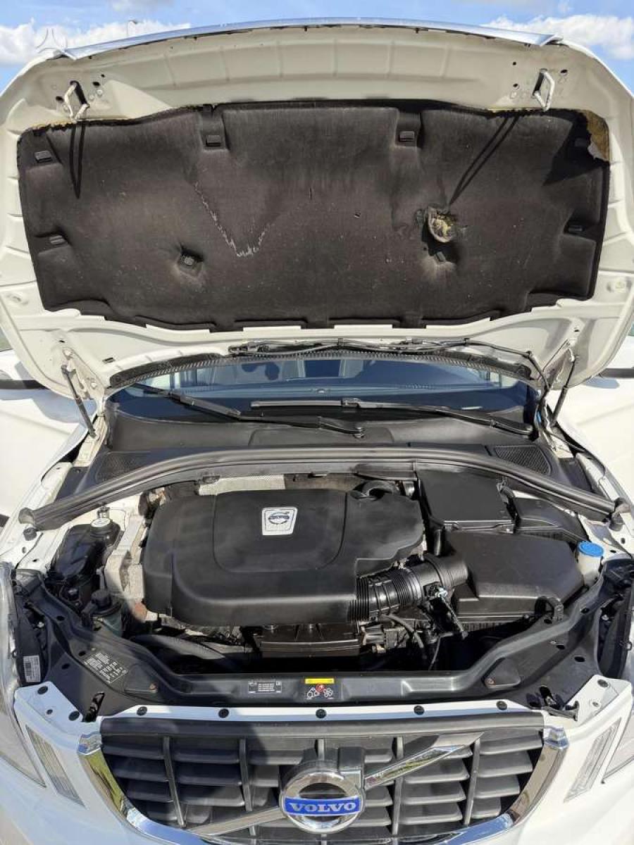 White Volvo XC60 2012 in Siauliai, with an engine capacity of 2.40 L and mileage of 254 thousand km for 9300 €, photo 29 on AUTOMOTO.COM.LV
