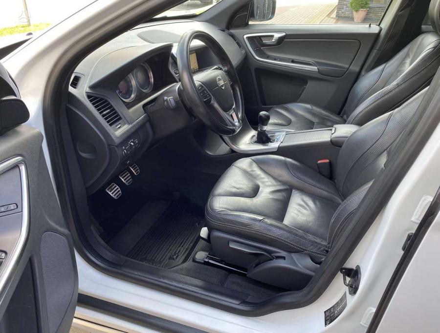 Balts Volvo XC60 2012 Marijampole, ar dzinēja tilpumu 2.40 L un nobraukumu 324 tūkst. km par 9999 €, foto 23 vietnē AUTOMOTO.COM.LV