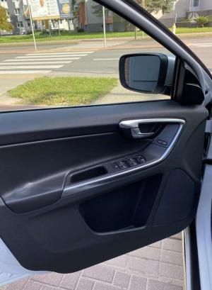 Balts Volvo XC60 2012 Marijampole, ar dzinēja tilpumu 2.40 L un nobraukumu 324 tūkst. km par 9999 €, foto 24 vietnē AUTOMOTO.COM.LV