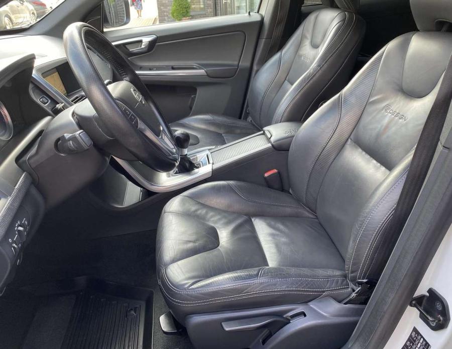 Balts Volvo XC60 2012 Marijampole, ar dzinēja tilpumu 2.40 L un nobraukumu 324 tūkst. km par 9999 €, foto 25 vietnē AUTOMOTO.COM.LV