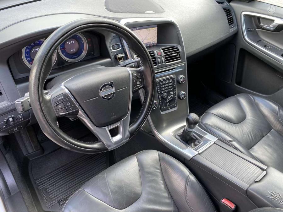 Balts Volvo XC60 2012 Marijampole, ar dzinēja tilpumu 2.40 L un nobraukumu 324 tūkst. km par 9999 €, foto 28 vietnē AUTOMOTO.COM.LV