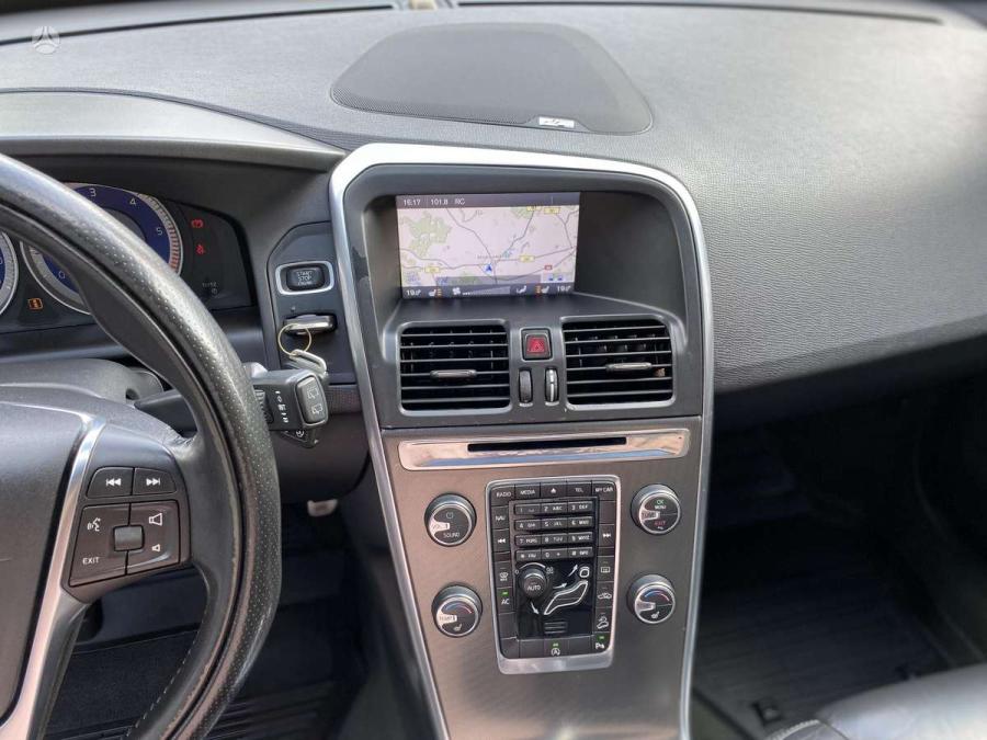Balts Volvo XC60 2012 Marijampole, ar dzinēja tilpumu 2.40 L un nobraukumu 324 tūkst. km par 9999 €, foto 29 vietnē AUTOMOTO.COM.LV
