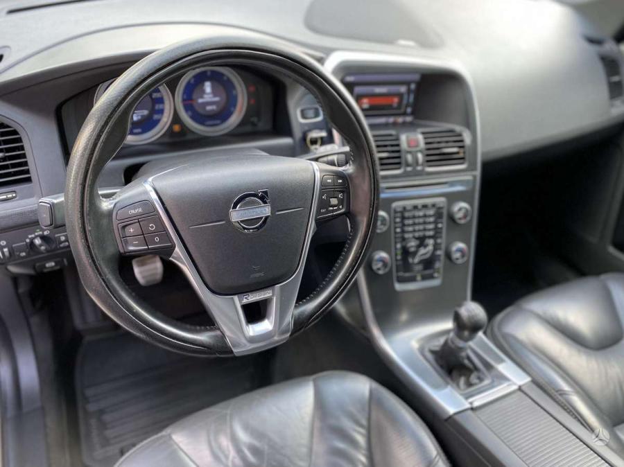 Balts Volvo XC60 2012 Marijampole, ar dzinēja tilpumu 2.40 L un nobraukumu 324 tūkst. km par 9999 €, foto 31 vietnē AUTOMOTO.COM.LV
