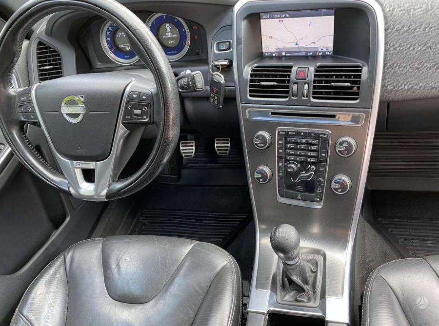 Balts Volvo XC60 2012 Marijampole, ar dzinēja tilpumu 2.40 L un nobraukumu 324 tūkst. km par 9999 €, foto 41 vietnē AUTOMOTO.COM.LV