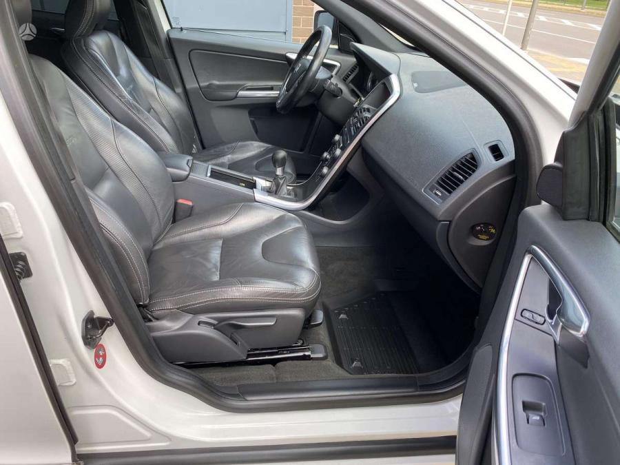 Balts Volvo XC60 2012 Marijampole, ar dzinēja tilpumu 2.40 L un nobraukumu 324 tūkst. km par 9999 €, foto 44 vietnē AUTOMOTO.COM.LV