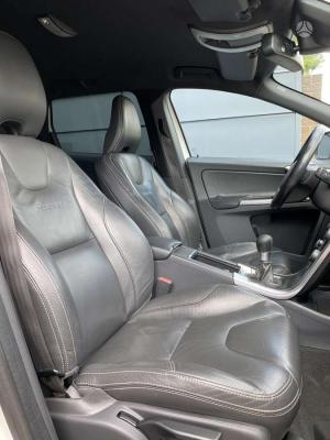 Balts Volvo XC60 2012 Marijampole, ar dzinēja tilpumu 2.40 L un nobraukumu 324 tūkst. km par 9999 €, foto 45 vietnē AUTOMOTO.COM.LV