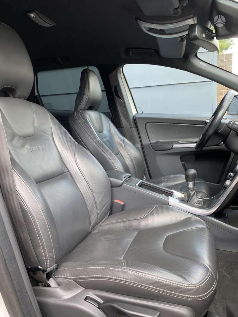 Balts Volvo XC60 2012 Marijampole, ar dzinēja tilpumu 2.40 L un nobraukumu 324 tūkst. km par 9999 €, foto 45 vietnē AUTOMOTO.COM.LV