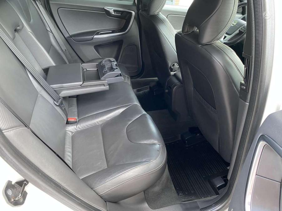 Balts Volvo XC60 2012 Marijampole, ar dzinēja tilpumu 2.40 L un nobraukumu 324 tūkst. km par 9999 €, foto 49 vietnē AUTOMOTO.COM.LV