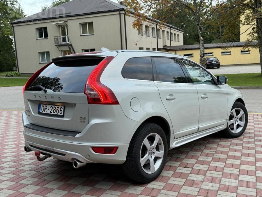 White Volvo XC60 2012 in Aizkraukle, with an engine capacity of 2.40 L and mileage of 302 thousand km for 9660 €, photo 3 on AUTOMOTO.COM.LV