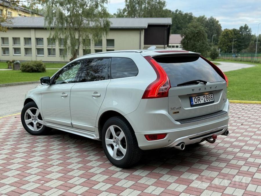 White Volvo XC60 2012 in Aizkraukle, with an engine capacity of 2.40 L and mileage of 302 thousand km for 9660 €, photo 4 on AUTOMOTO.COM.LV
