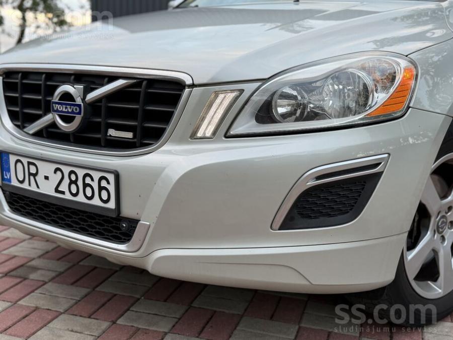 White Volvo XC60 2012 in Aizkraukle, with an engine capacity of 2.40 L and mileage of 302 thousand km for 9660 €, photo 5 on AUTOMOTO.COM.LV