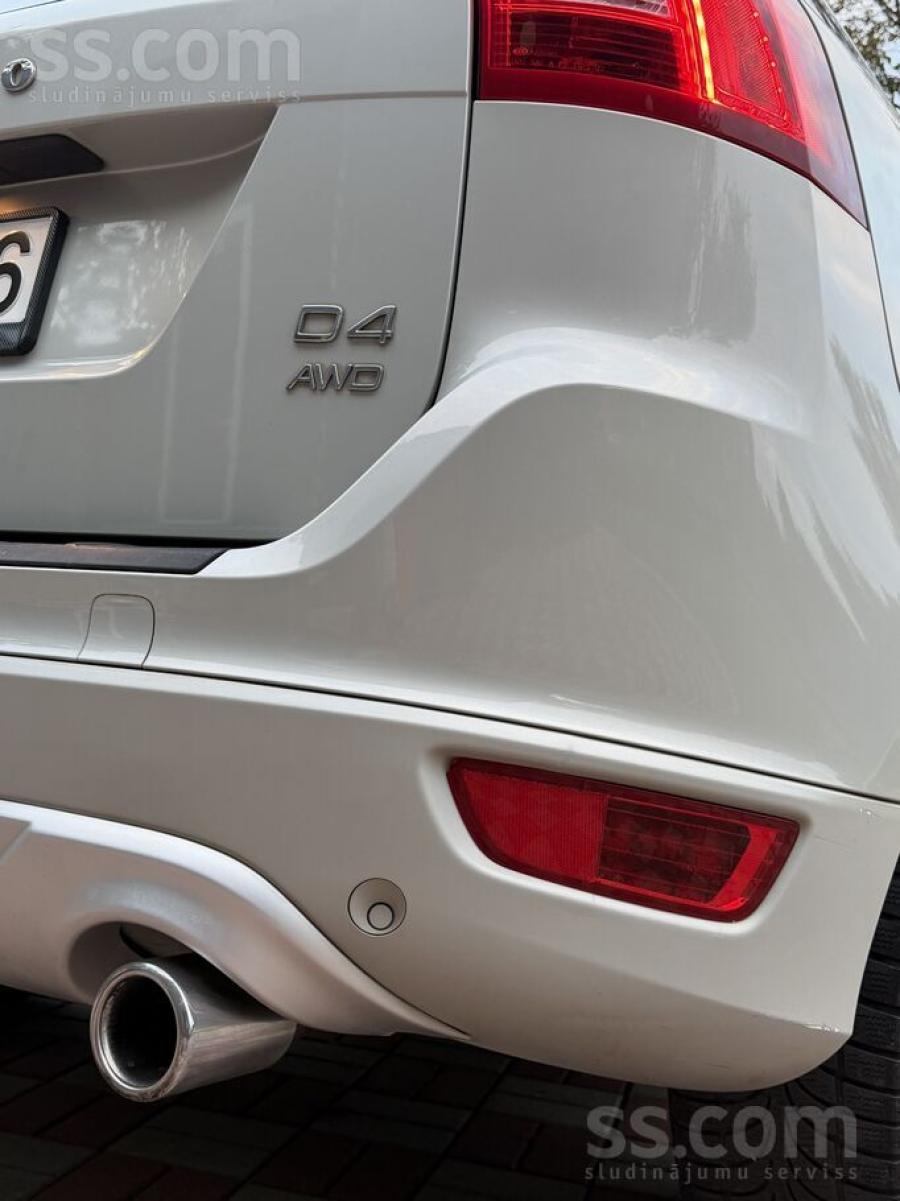 White Volvo XC60 2012 in Aizkraukle, with an engine capacity of 2.40 L and mileage of 302 thousand km for 9660 €, photo 6 on AUTOMOTO.COM.LV