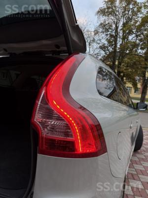 White Volvo XC60 2012 in Aizkraukle, with an engine capacity of 2.40 L and mileage of 302 thousand km for 9660 €, photo 20 on AUTOMOTO.COM.LV