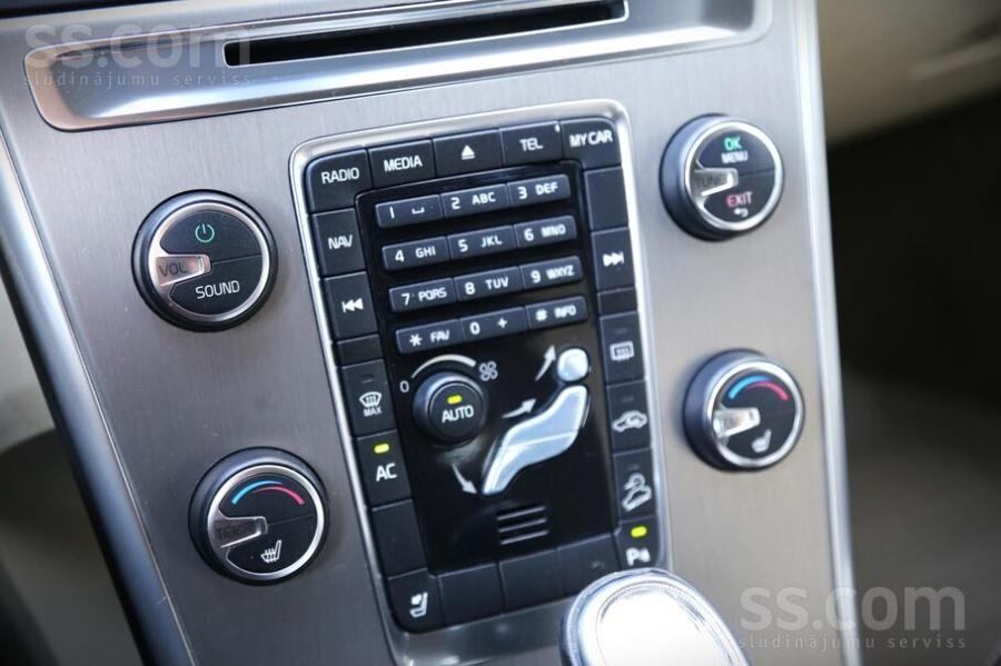 Balts Volvo XC60 2012 Rīga, ar dzinēja tilpumu 2.40 L un nobraukumu 363 tūkst. km par 7495 €, foto 18 vietnē AUTOMOTO.COM.LV