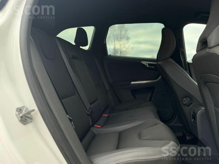 White Volvo XC60 2013 in Jelgava, with an engine capacity of 2.40 L and mileage of 0 thousand km for 9200 €, photo 12 on AUTOMOTO.COM.LV