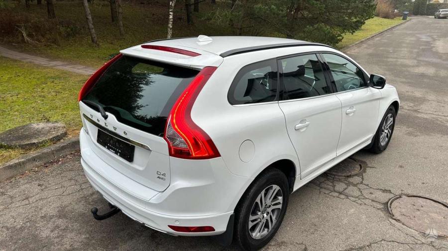 White Volvo XC60 2013 in Vilnius, with an engine capacity of 2.40 L and mileage of 237 thousand km for 10750 €, photo 6 on AUTOMOTO.COM.LV
