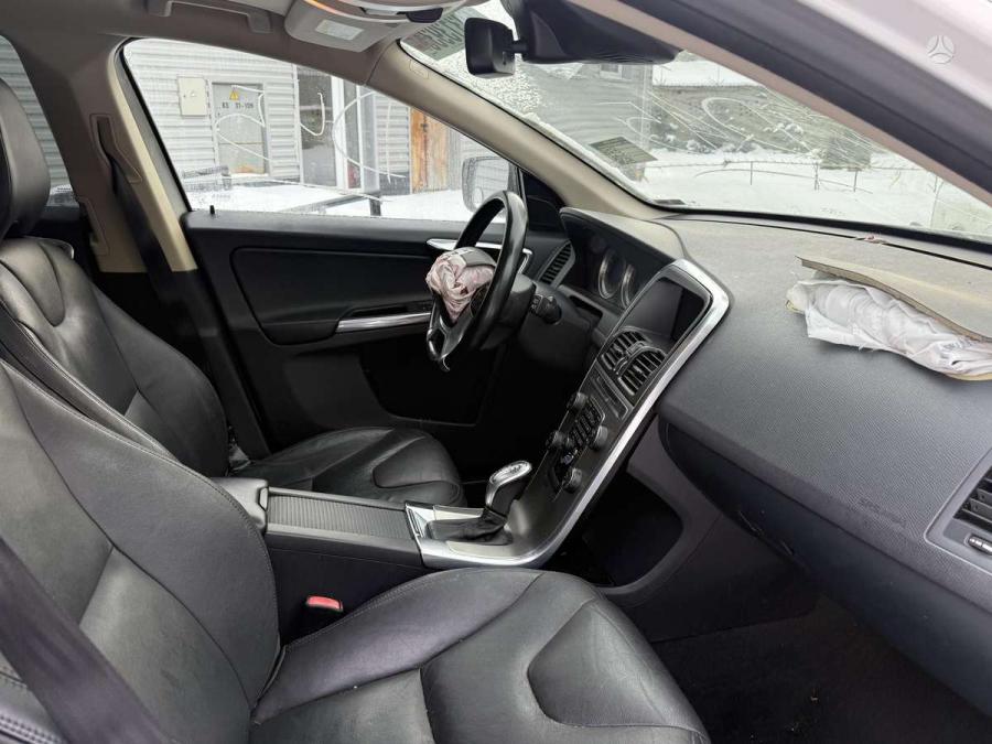 Balts Volvo XC60 2013 Klaipėda, ar dzinēja tilpumu 3.19 L un nobraukumu 133 tūkst. km par 4500 €, foto 7 vietnē AUTOMOTO.COM.LV