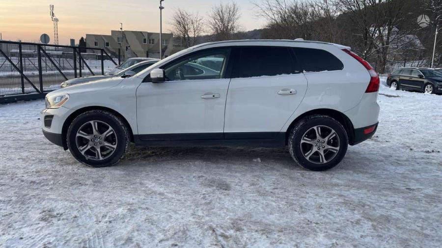 White Volvo XC60 2013 in Kaunas, with an engine capacity of 2.95 L and mileage of 159 thousand km for 7900 €, photo 3 on AUTOMOTO.COM.LV