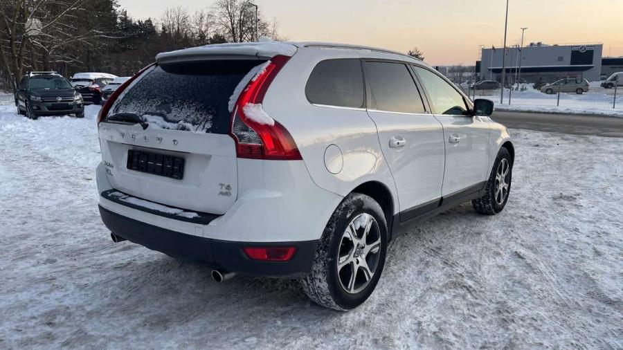 White Volvo XC60 2013 in Kaunas, with an engine capacity of 2.95 L and mileage of 159 thousand km for 7900 €, photo 5 on AUTOMOTO.COM.LV