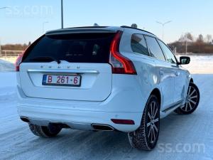White Volvo XC60 2013 in Rezekne, with an engine capacity of 2.40 L and mileage of 237 thousand km for 14990 €, photo 6 on AUTOMOTO.COM.LV