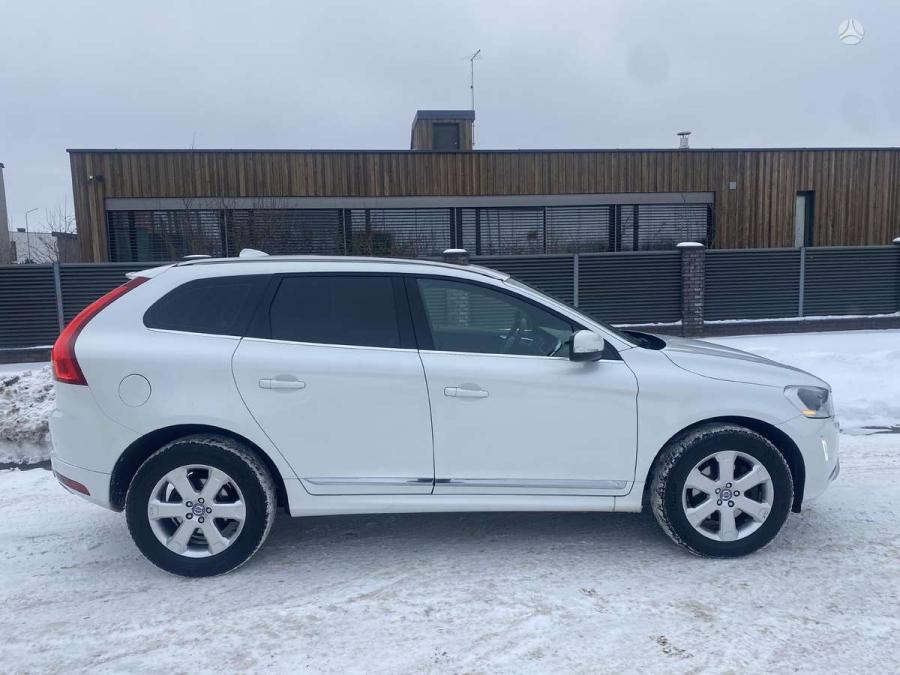 White Volvo XC60 2013 in Siauliai, with an engine capacity of 1.98 L and mileage of 268 thousand km for 12650 €, photo 3 on AUTOMOTO.COM.LV