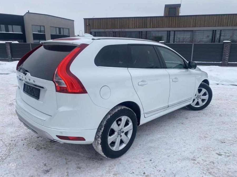 White Volvo XC60 2013 in Siauliai, with an engine capacity of 1.98 L and mileage of 268 thousand km for 12650 €, photo 4 on AUTOMOTO.COM.LV