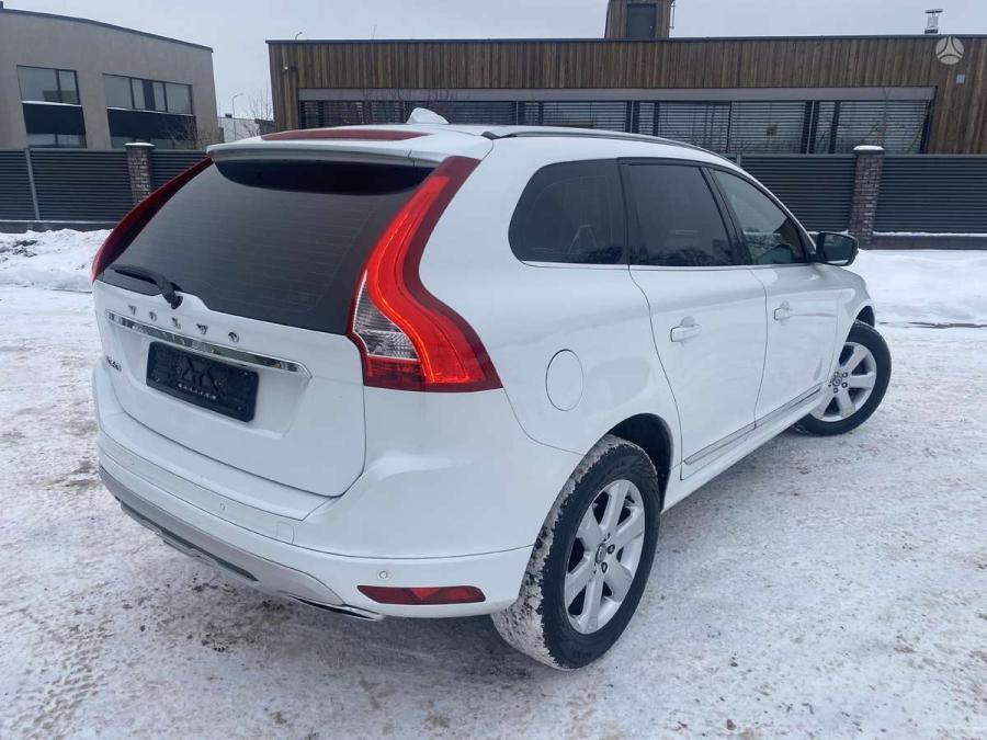 White Volvo XC60 2013 in Siauliai, with an engine capacity of 1.98 L and mileage of 268 thousand km for 12650 €, photo 5 on AUTOMOTO.COM.LV