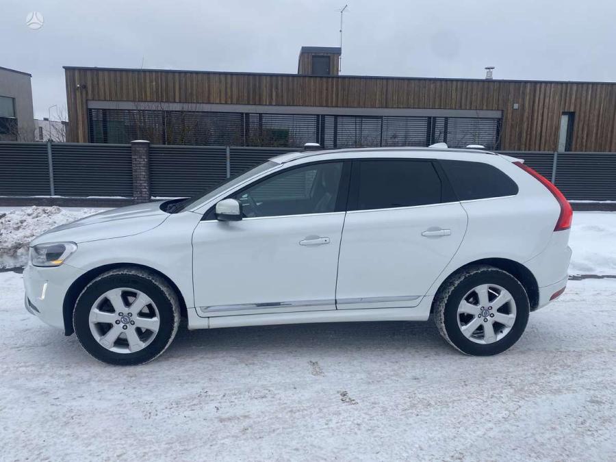 White Volvo XC60 2013 in Siauliai, with an engine capacity of 1.98 L and mileage of 268 thousand km for 12650 €, photo 9 on AUTOMOTO.COM.LV