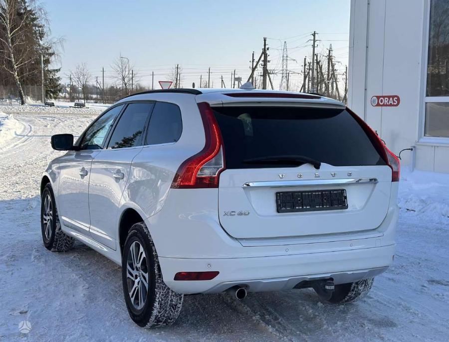 White Volvo XC60 2013 in Raseiniai, with an engine capacity of 1.98 L and mileage of 284 thousand km for 9299 €, photo 9 on AUTOMOTO.COM.LV