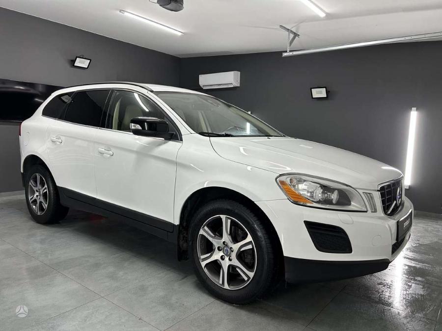 Balts Volvo XC60 2013 Utena, ar dzinēja tilpumu 2.40 L un nobraukumu 308 tūkst. km par 9950 €, foto 3 vietnē AUTOMOTO.COM.LV