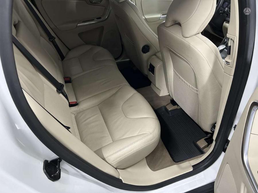 Balts Volvo XC60 2013 Utena, ar dzinēja tilpumu 2.40 L un nobraukumu 308 tūkst. km par 9950 €, foto 17 vietnē AUTOMOTO.COM.LV