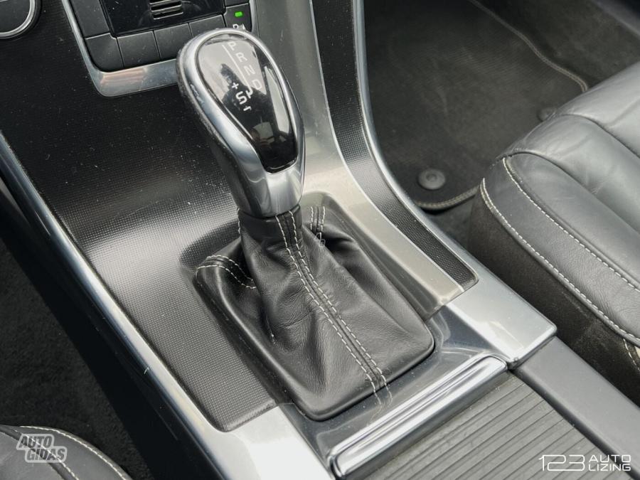 White Volvo XC60 2013 in Taurage, with an engine capacity of 2.00 L and mileage of 233 thousand km for 10700 €, photo 24 on AUTOMOTO.COM.LV
