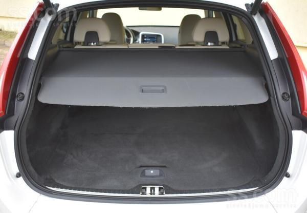 White Volvo XC60 2013 in Talsi, with an engine capacity of 2.40 L and mileage of 241 thousand km for 9500 €, photo 9 on AUTOMOTO.COM.LV