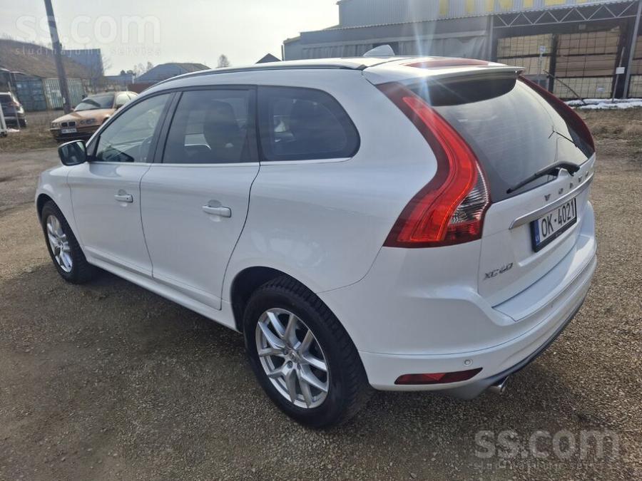 White Volvo XC60 2013 in Riga, with an engine capacity of 2.00 L and mileage of 256 thousand km for 10650 €, photo 4 on AUTOMOTO.COM.LV