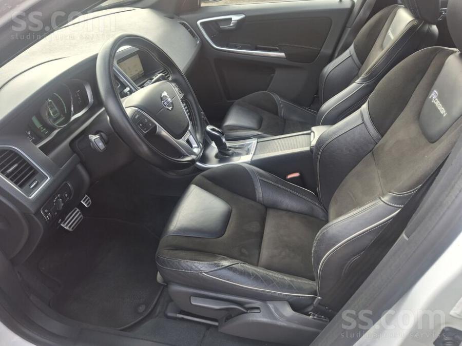 White Volvo XC60 2013 in Riga, with an engine capacity of 2.00 L and mileage of 256 thousand km for 10650 €, photo 9 on AUTOMOTO.COM.LV