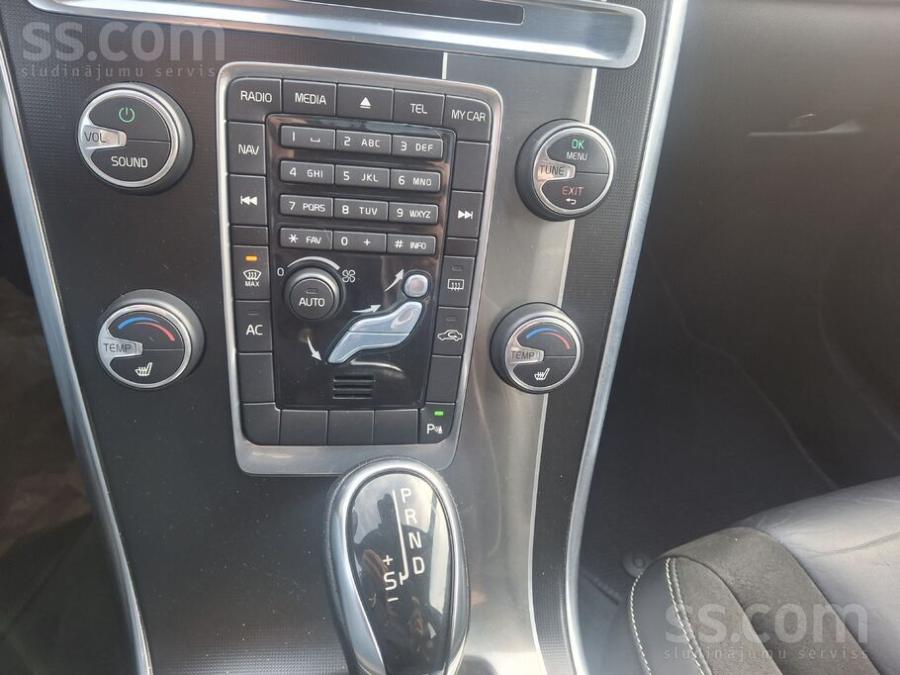 White Volvo XC60 2013 in Riga, with an engine capacity of 2.00 L and mileage of 256 thousand km for 10650 €, photo 17 on AUTOMOTO.COM.LV