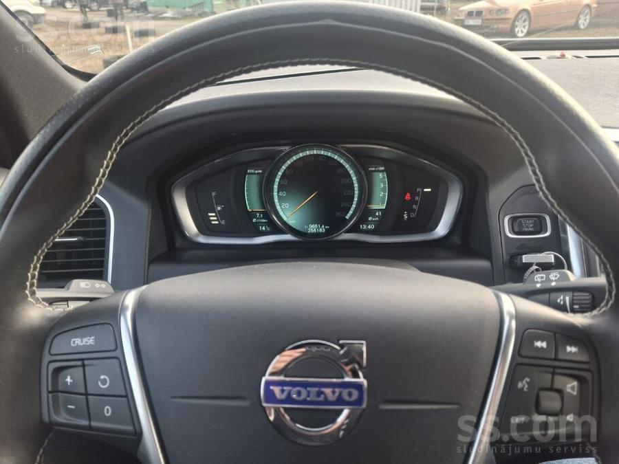 White Volvo XC60 2013 in Riga, with an engine capacity of 2.00 L and mileage of 256 thousand km for 10650 €, photo 19 on AUTOMOTO.COM.LV