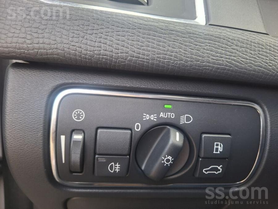 White Volvo XC60 2013 in Riga, with an engine capacity of 2.00 L and mileage of 256 thousand km for 10650 €, photo 21 on AUTOMOTO.COM.LV