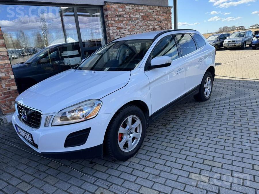 White Volvo XC60 2013 in Talsi, with an engine capacity of 2.40 L and mileage of 0 thousand km for 8470 €, photo 3 on AUTOMOTO.COM.LV