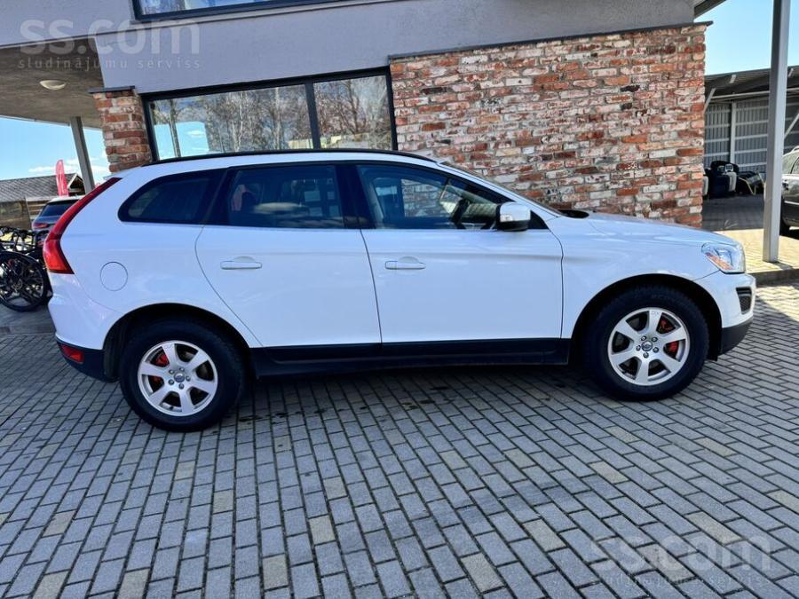 White Volvo XC60 2013 in Talsi, with an engine capacity of 2.40 L and mileage of 0 thousand km for 8470 €, photo 5 on AUTOMOTO.COM.LV