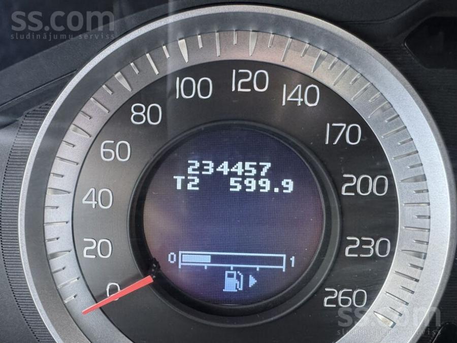 White Volvo XC60 2013 in Talsi, with an engine capacity of 2.40 L and mileage of 0 thousand km for 8470 €, photo 10 on AUTOMOTO.COM.LV