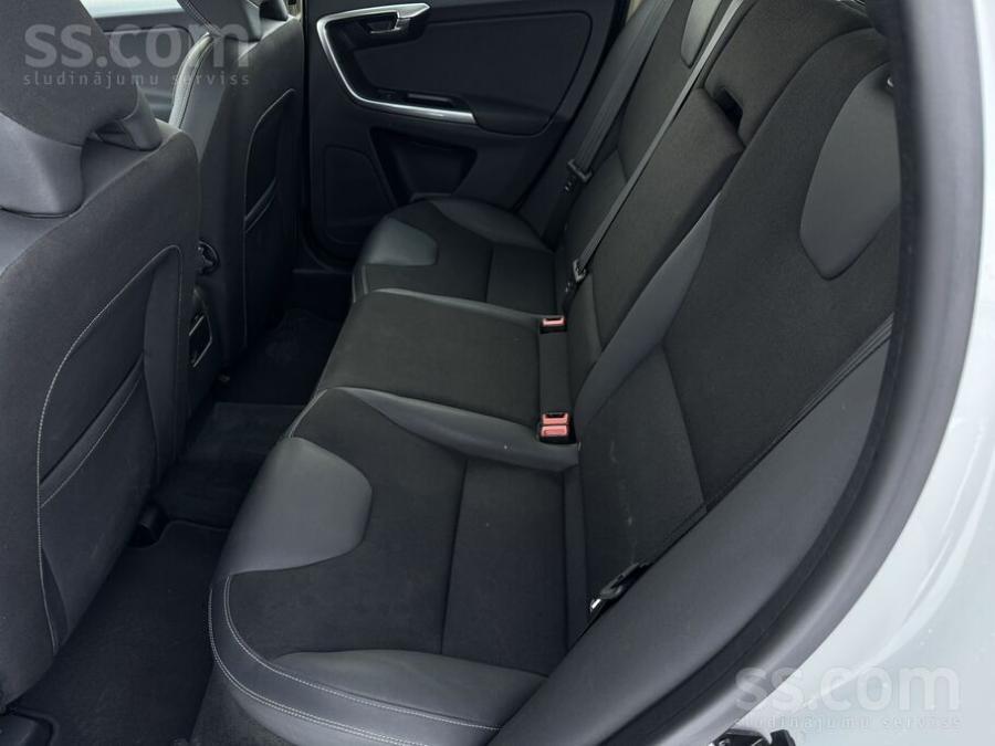 White Volvo XC60 2013 in Talsi, with an engine capacity of 2.40 L and mileage of 0 thousand km for 8470 €, photo 12 on AUTOMOTO.COM.LV