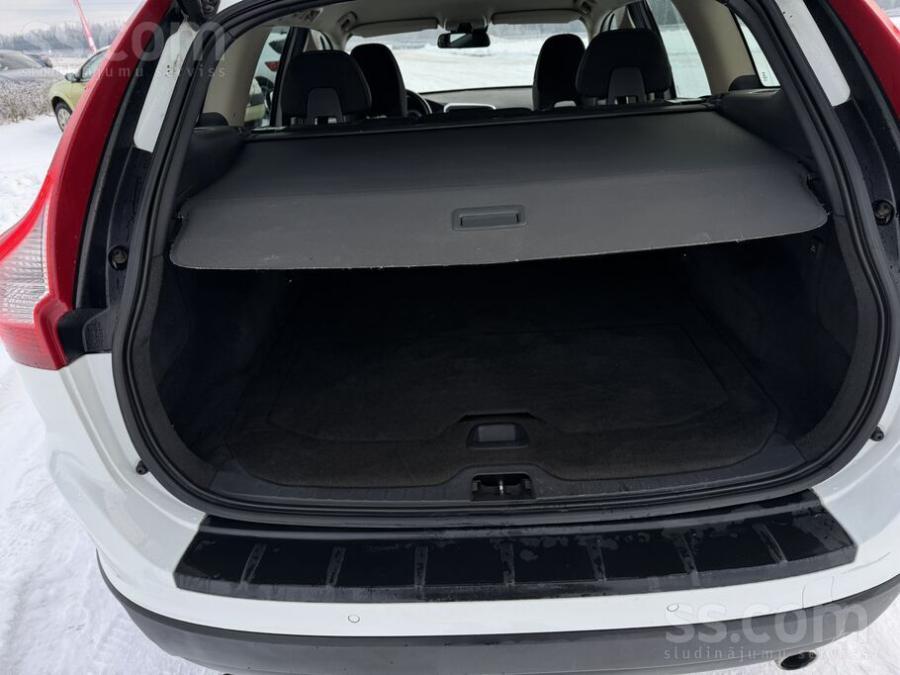 White Volvo XC60 2013 in Talsi, with an engine capacity of 2.40 L and mileage of 0 thousand km for 8470 €, photo 13 on AUTOMOTO.COM.LV