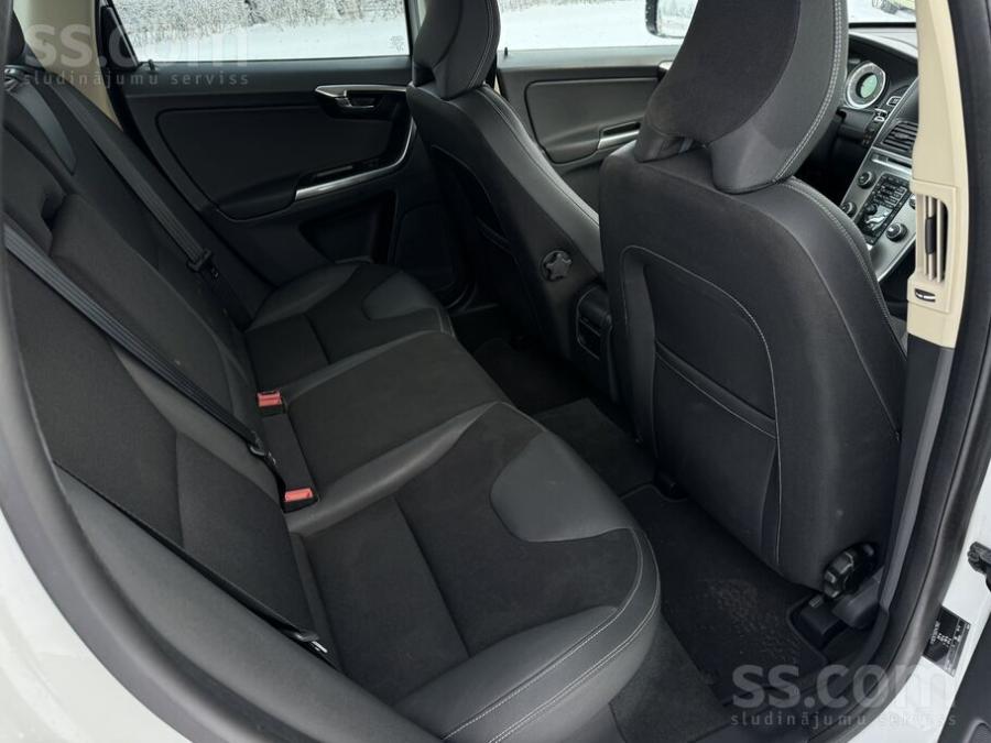 White Volvo XC60 2013 in Talsi, with an engine capacity of 2.40 L and mileage of 0 thousand km for 8470 €, photo 15 on AUTOMOTO.COM.LV