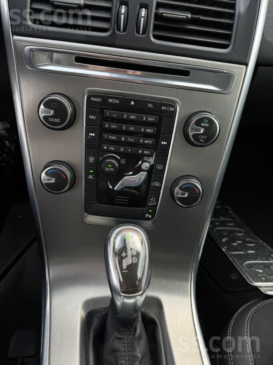 White Volvo XC60 2013 in Talsi, with an engine capacity of 2.40 L and mileage of 0 thousand km for 8470 €, photo 19 on AUTOMOTO.COM.LV