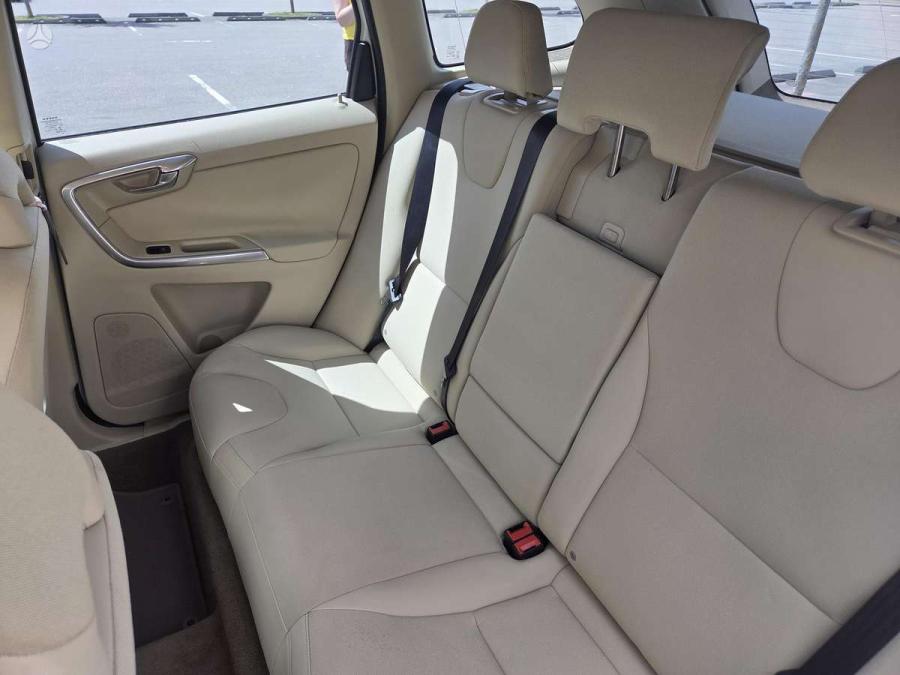 White Volvo XC60 2013 in Klaipeda, with an engine capacity of 3.19 L and mileage of 200 thousand km for 12000 €, photo 11 on AUTOMOTO.COM.LV