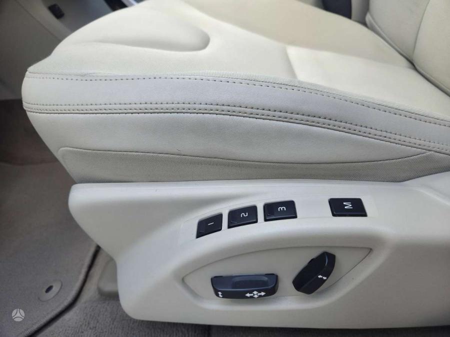 White Volvo XC60 2013 in Klaipeda, with an engine capacity of 3.19 L and mileage of 200 thousand km for 12000 €, photo 13 on AUTOMOTO.COM.LV