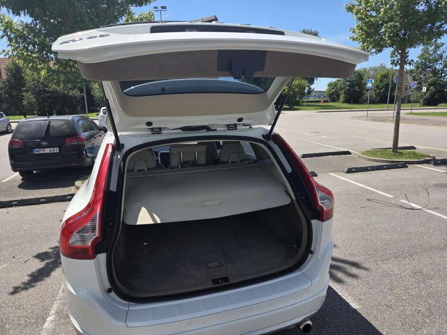 White Volvo XC60 2013 in Klaipeda, with an engine capacity of 3.19 L and mileage of 200 thousand km for 12000 €, photo 15 on AUTOMOTO.COM.LV