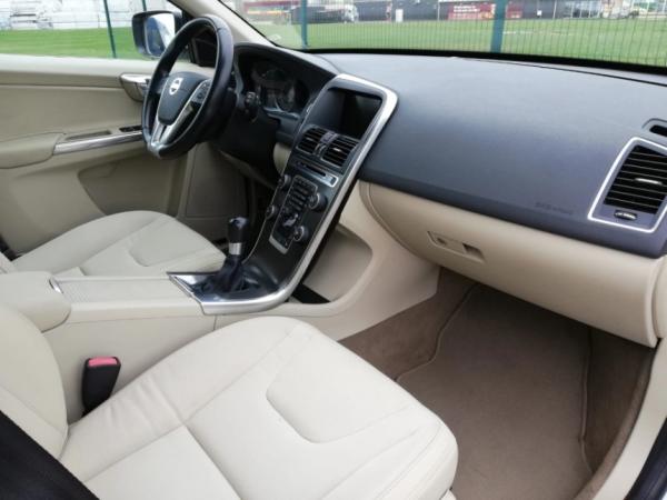 White Volvo XC60 2013 in Riga, with an engine capacity of 2.40 L and mileage of 326 thousand km for 12500 €, photo 4 on AUTOMOTO.COM.LV